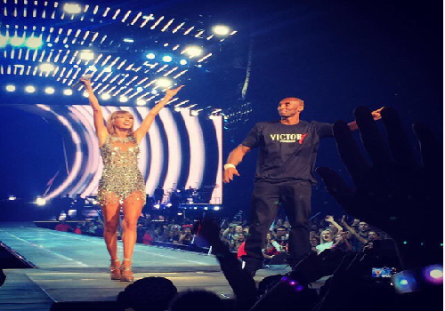 Kobe Bryant Presents Taylor Swift With Banner At Staples Center Jocks